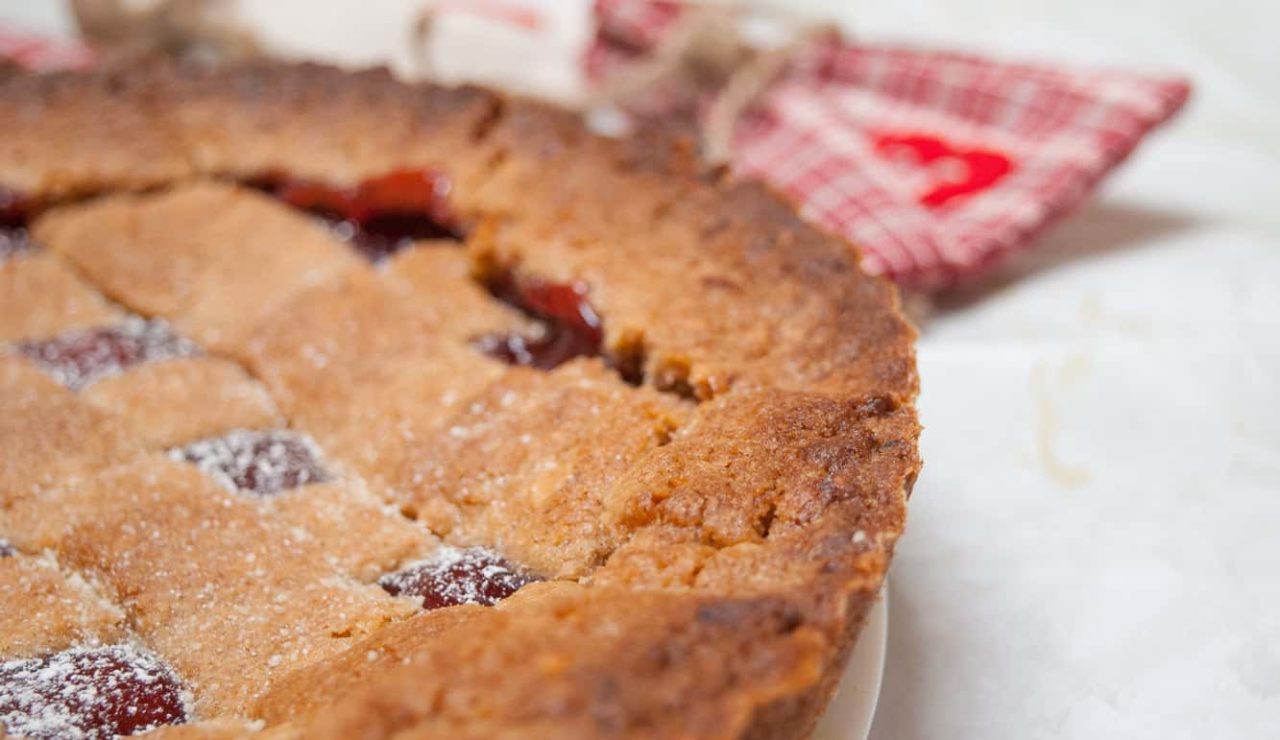 Perfect Linzer Tart Recipe for Christmas | Austria | Lemontrend
