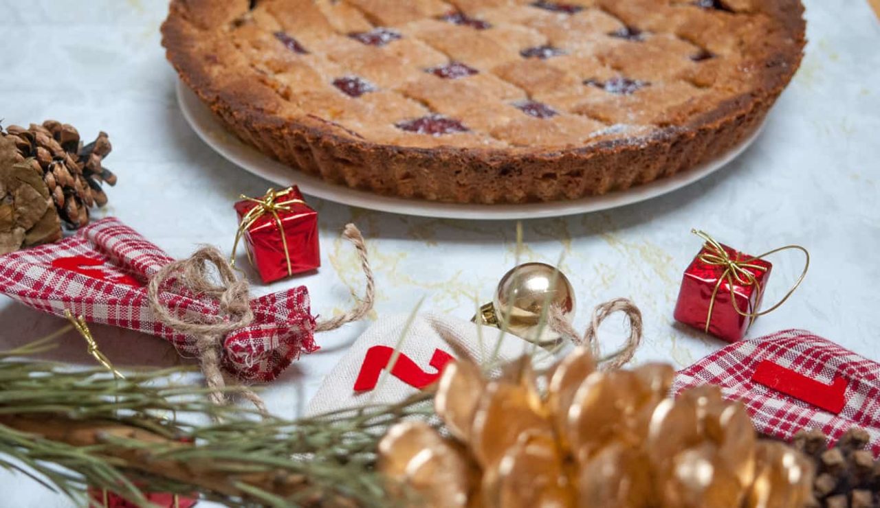 Perfect Linzer Tart Recipe for Christmas | Austria | Lemontrend